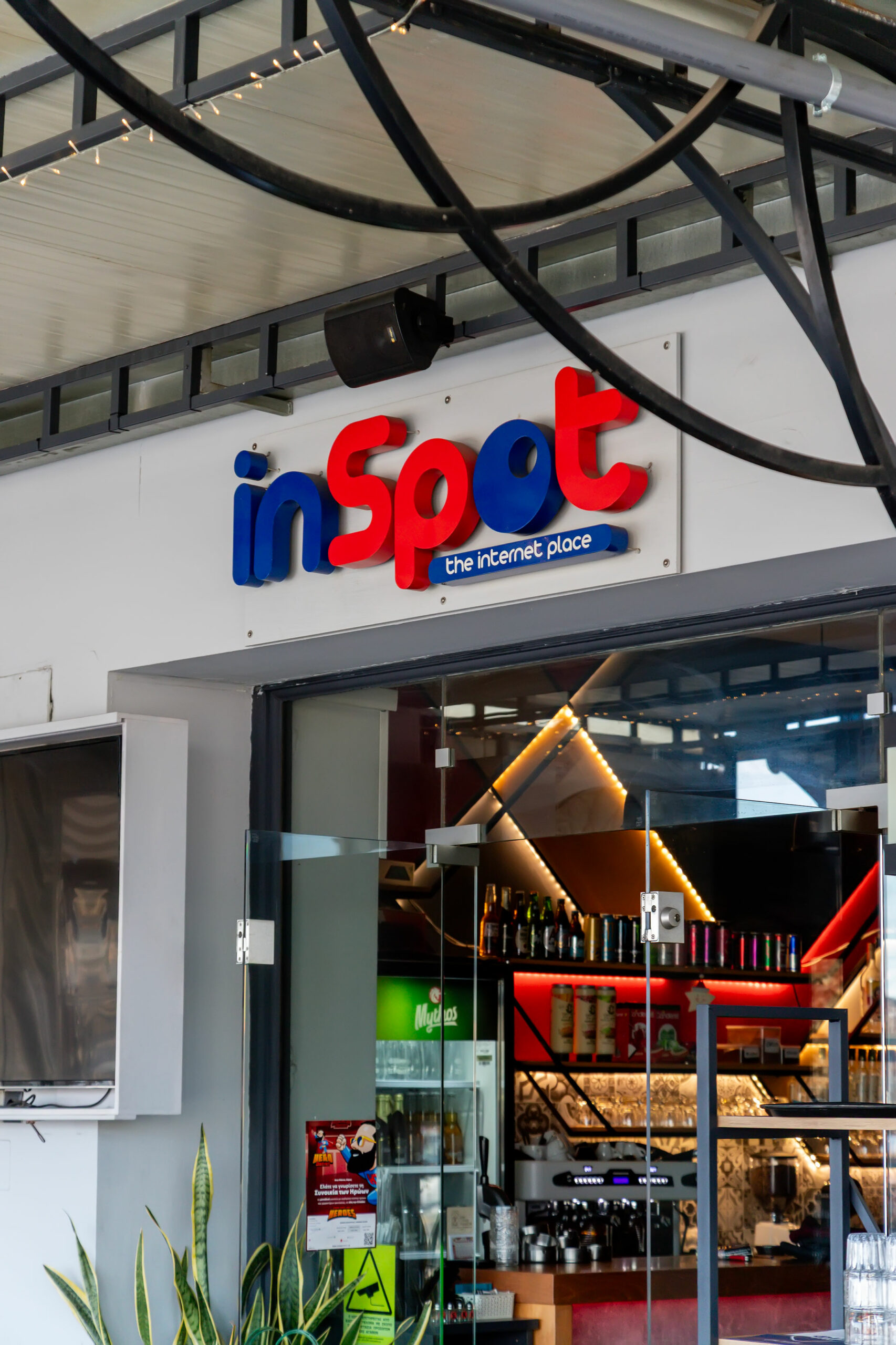 Στην οικογένεια του Visit.Syros και το Inspot Food and More - Visit-syros